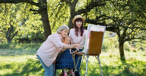 그림 취미가 있는 여름 가족 여가 3 세대 여성의 가족의 야외 초상화 공원에서 야외에서 시간을 보내고 페인트로 캔버스에 함께 그립니다 사진 Unsplash의 자연 이미지
