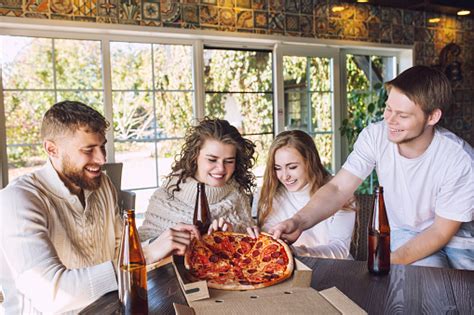 친구 네 두 남자와 두 여자 젊은 성인 아름답고 행복 테이블에서 피자를 먹고 병에서 음료를 마시는 건강에 좋지 않은 음식에 대한 스톡 사진 및 기타 이미지 Istock