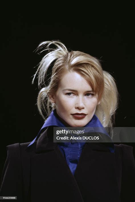Le Top Model Claudia Schiffer Lors Dun Défilé De Mode En Mars 1996 à
