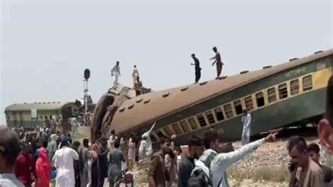 Train Derails In Pakistans Sindh 15 Killed Nearly 50 Injured World