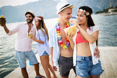 여름 휴가 파티 사람 개념 해변에서 재미와 파티를 하는 친구들의 그룹 공동체에 대한 스톡 사진 및 기타 이미지 공동체 남성 남자 Istock