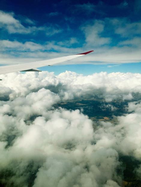 Vista aérea de las nubes sobre el cielo azul Foto Premium