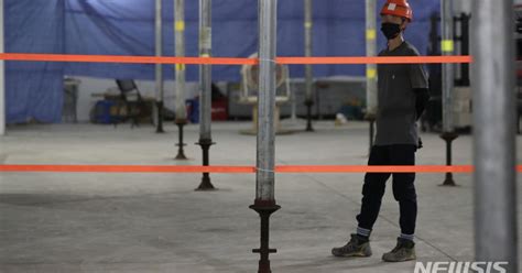 철제 보강 기둥 설치된 아파트 현장