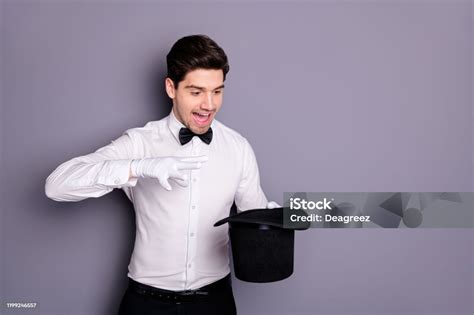 미친 마술사 홀드 손 블랙 실린더 모자의 초상화 는 마법 Abracadbra 엔터테인먼트 서커스 관객 은 회색 색상 배경 위에