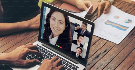 화상 통화 그룹 비즈니스 사람들은 가상 작업 공간 또는 원격 사무실에서 만납니다 스마트 비디오 기술을 사용하여 전문 기업 비즈니스의 동료와 소통하는 원격 근무 전화 회의