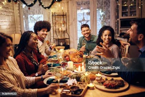 추수 감사절 점심 시간에 식탁에서 이야기하는 젊은 행복한 친구들 추수감사절에 대한 스톡 사진 및 기타 이미지 추수감사절 저녁 식사 파티 우정 Istock