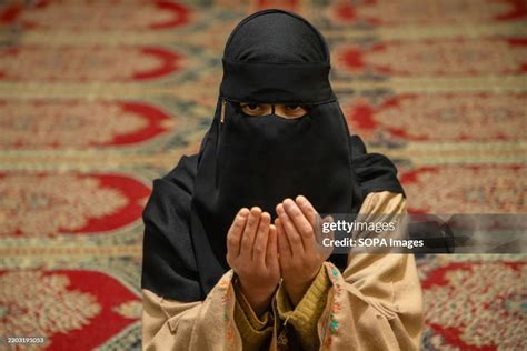 Kashmiri Muslim Girl Seen Praying Inside The Shrine Of Sheikh Abdul