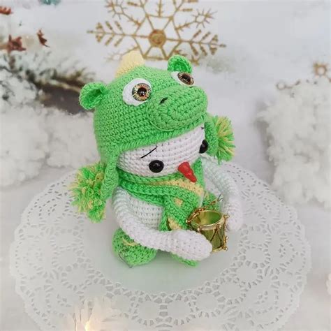 Снеговик в шапке дракона крючком амигуруми Hi Amigurumi