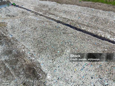 空中写真の埋め立てゴミ廃棄物巨大なゴミ捨て場環境汚染問題プラスチックやその他の産業廃棄物の生態学的災害の上面図ゴミ分別ゴミ処理 かすみの