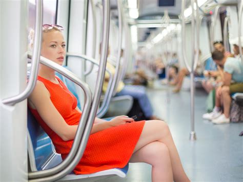 【働きブス】電車で座ると脚が開いちゃう人へ！一瞬できれいに座れる方法｜otona Salone