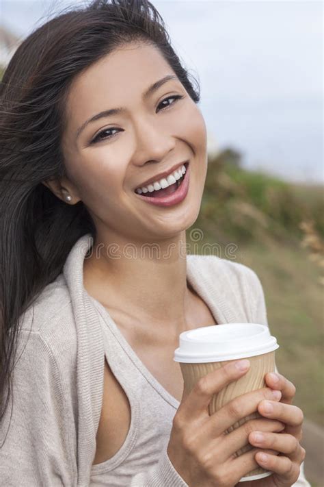Muchacha Asiática China Hermosa De La Mujer Joven Imagen De Archivo