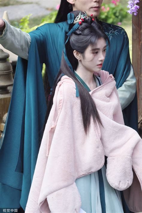 鞠婧祎拍摄新剧《千香引》 披玲娜贝儿披风休息 搜狐大视野 搜狐新闻