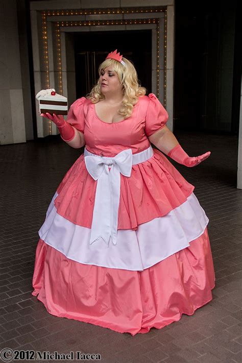 Fat Princess Peach Cosplay