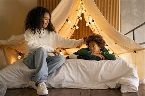 Enfants Jouant Ensemble Dans Une Maison Confortable Photo Gratuite