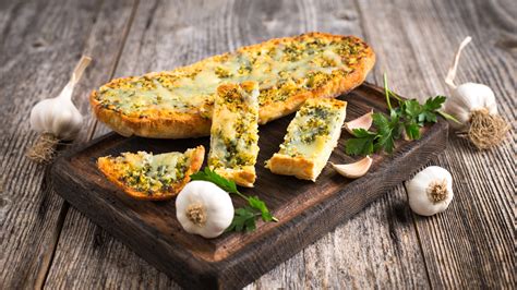 Why Restaurant Garlic Bread Always Tastes Better Than What You Make At Home