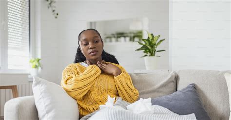 집에서 아픈 날 젊은 여성은 인후염과 감기에 걸립니다 기침 감기나 독감에 걸린 아름다운 젊은 여성의 근접 촬영 코로나