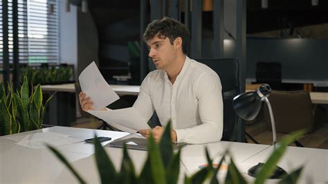 백인 바쁘다 집중된 사업가 사무실에서 일하다 남자 사업가 남성 일하는 서류 확인하다 문서 금융적 통계 데이터 논문 읽다 관리 수입 회사 기업 예산 금융 직업 경영자에 대한