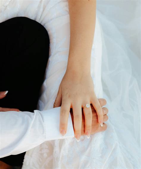 결혼 결혼 반지 결혼 사진 결혼 약혼 결혼식 날 공식적인 옷차림 낭만적 인 몸짓 다이아몬드 반지 단란함 로맨스