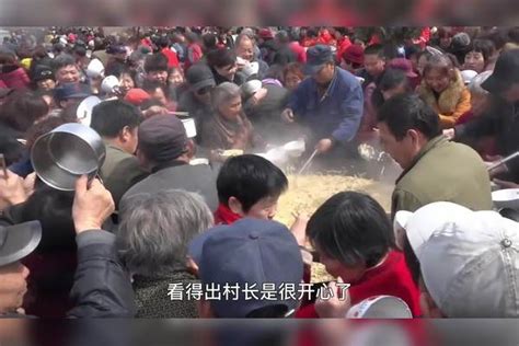 村长嫁女儿大摆宴席，三口两米大锅做面条，2000人同时抢场面火爆大锅宴席女儿