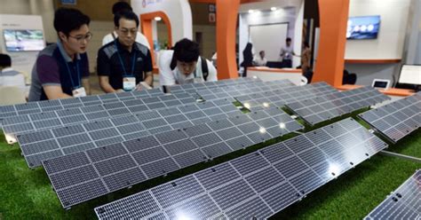 태양열 에너지 시스템 살펴보는 관람객들