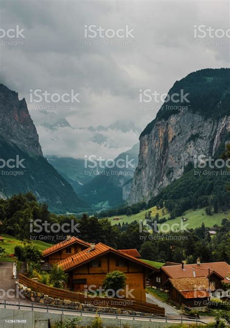 Lauterbrunnen 계곡 스위스 스위스 알프스 산속의 아늑한 작은 마을 숲 바위 구름 및 녹색 초원 0명에 대한 스톡 사진