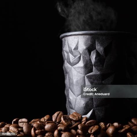 그런지 블랙 골판지 텀블러 커피 콩 의 더미에 스탠드 검은 배경에 유리 위의 증기 커피 음료의 개념이있다 0명에 대한 스톡 사진 및 기타 이미지 Istock