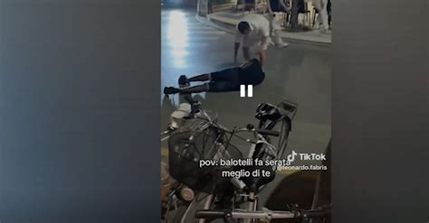 Video Balotelli Barcolla E Cade In Strada Il Video è Virale Fc
