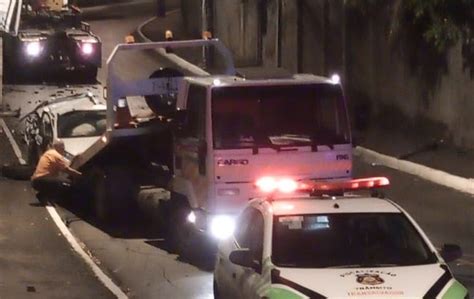 Mulher fica ferida após carro bater em poste em Salvador Bahia G1