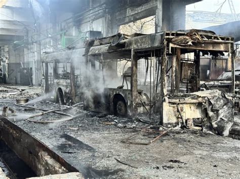 Росія вдарила Шахедами по тролейбусному депо в Харкові пошкоджено 18 машин є постраждалі