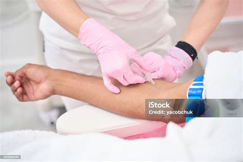 베니펑크 절차를 수행하는 니트릴 장갑을 착용한 간호사 의사에 대한 스톡 사진 및 기타 이미지 의사 정맥 채혈 20 24세