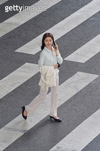 횡단보도 청년여자 성인여자 비즈니스우먼 화이트칼라 전문직 웃음 얼굴표정 이미지 Jv13478264 게티