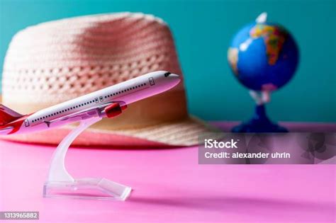 여름 주말 여행 휴가 액세서리 분홍색 파스텔 배경에 비행기 공간을 복사합니다 비행기 컨셉으로 여행 0명에 대한 스톡 사진 및 기타 이미지 Istock