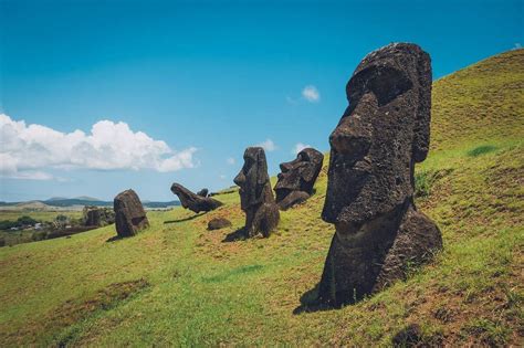 Ini Asal Usulnya Emoji Kepala Batu Terinspirasi Dari Patung Moai Di