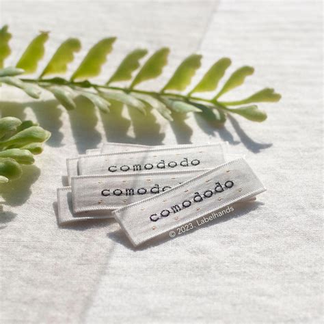 라벨핸즈 라벨디자인and라벨제작 장인👩🏻‍🎨 구직기 라벨 들고왔어요 🪡한땀 한땀 실로 만든 감수성이 느껴지는 라벨 베틀로 짜서 만든 직조라벨이에요 🙂검정색 로고타입