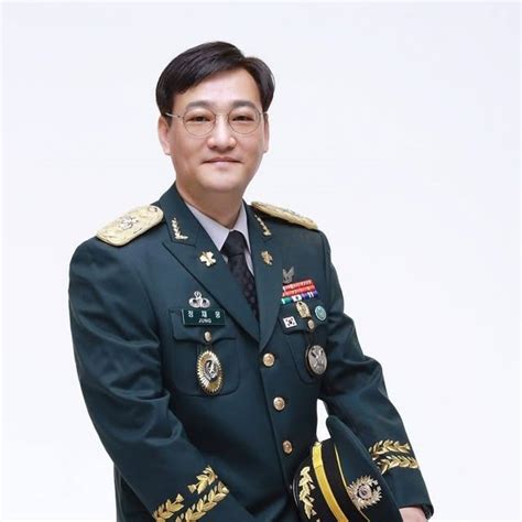 정재웅 Jung Jae Woong • Threads Say More