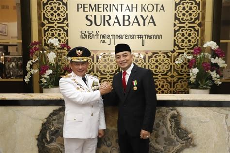 Pertama Dalam Sejarah Eri Cahyadi Jadi Wali Kota Surabaya Pertama Yang Terima Satyalancana