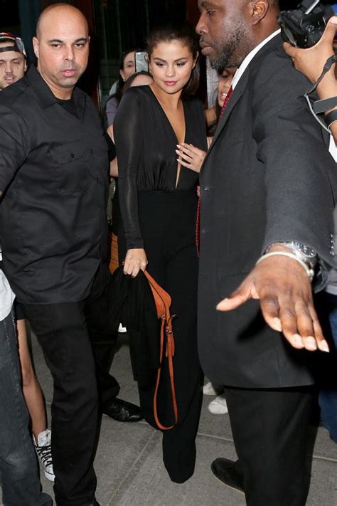 Selena Gomez Admits She S Single But Wants Her Pals To Hook Her Up I Like Getting Out Of My