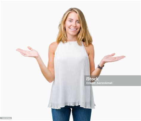 양손을 보여주는 미소 열고 손바닥 제시 광고 비교 및 균형 격리 된 배경 위에 아름 다운 젊은 우아한 여자 백인종에 대한 스톡