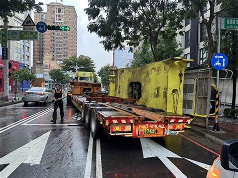 大型吊車急煞整輛翻覆路中 桃園經國路封路整段塞爆 社會 中時