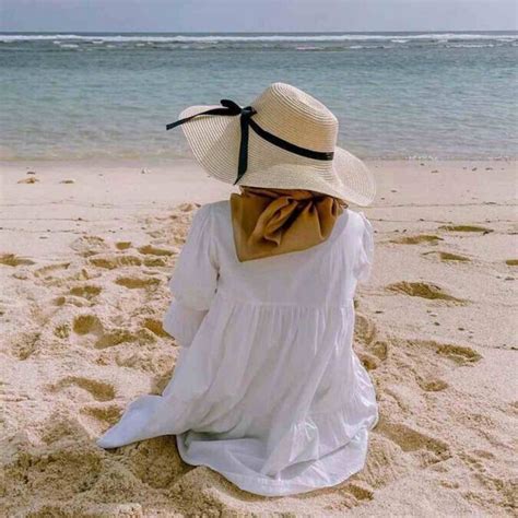 لحظه‌های آرامش ثبت عکس‌های دخترانه در کنار ساحل گلی شی