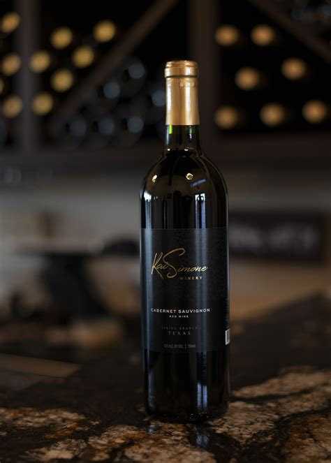 갈색 나무 테이블에 검은 라벨이 붙은 병 사진 Unsplash의 무료 회색 이미지