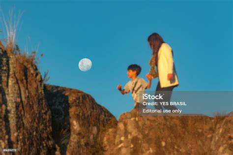어머니와 아들 산 등반 Morro에 달빛을 즐길 할 Campestre Urubici 산타 카 타 리 나 가족에 대한 스톡 사진