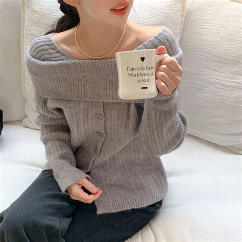아더먼데이 오프숄더 ️여리핏 여리단추 오프숄더 니트 여리여리 여리핏니트 오프숄더니트 슬림핏니트 하객룩 연말룩 겨울신상 겨울니트 날씬핏