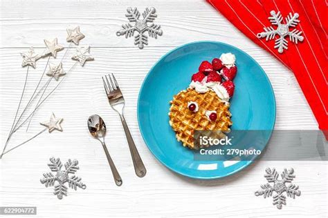 와플 탑 뷰가 있는 크리스마스에 어린이를 위한 아침 식사 0명에 대한 스톡 사진 및 기타 이미지 0명 갈색 계절 Istock