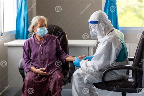 亚洲医生用手指检查耐心的脉搏，在病床上检查 有风险的年老的女病人 库存照片 图片 包括有 光环 手指 181605996