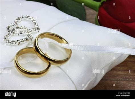 Goldene Hochzeit Ringe Auf Weißem Ringträger Kissen Stockfotografie Alamy