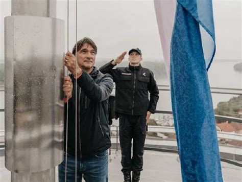 FOTO DALIĆ PODIGAO HRVATSKU ZASTAVU U VUKOVARU Otišao je na to sveto mjesto i oduševio sve