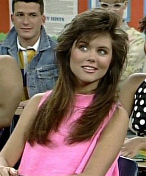 22 Lecciones De Moda Que Nos Dejó Kelly Kapowski Peinado De Los 80