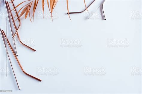 白い背景に金属のわらと乾燥した葉廃棄物ゼロフラットレイ からっぽのストックフォトや画像を多数ご用意 からっぽ やしの葉 クローズ