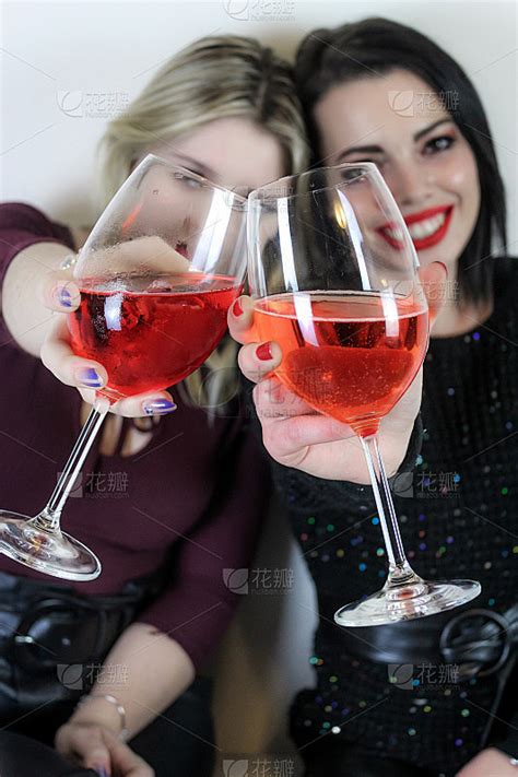 两个女孩在庆祝一件事，专注于眼镜